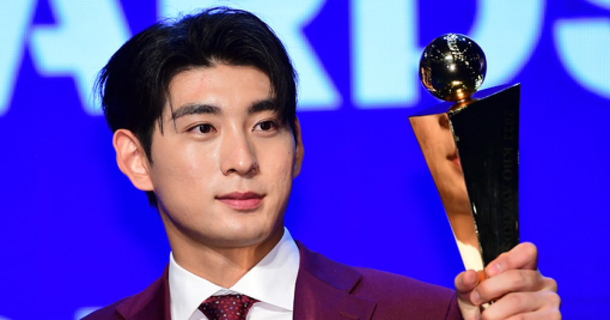 이정후 ‘자랑스런 MVP’ [MK포토]