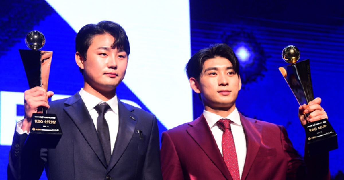 [MD포토] 정철원-이정후 '신인상과 MVP'