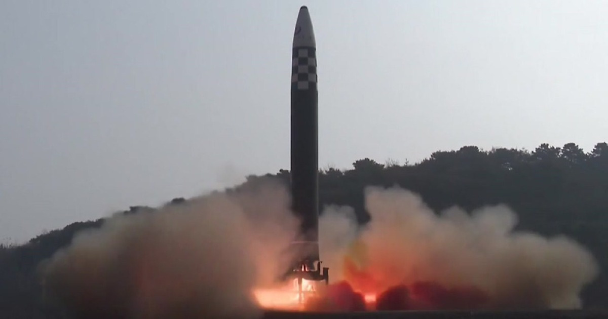 [뉴스큐] 북한, '화성 17형' 추정 ICBM 발사...발사 성공?