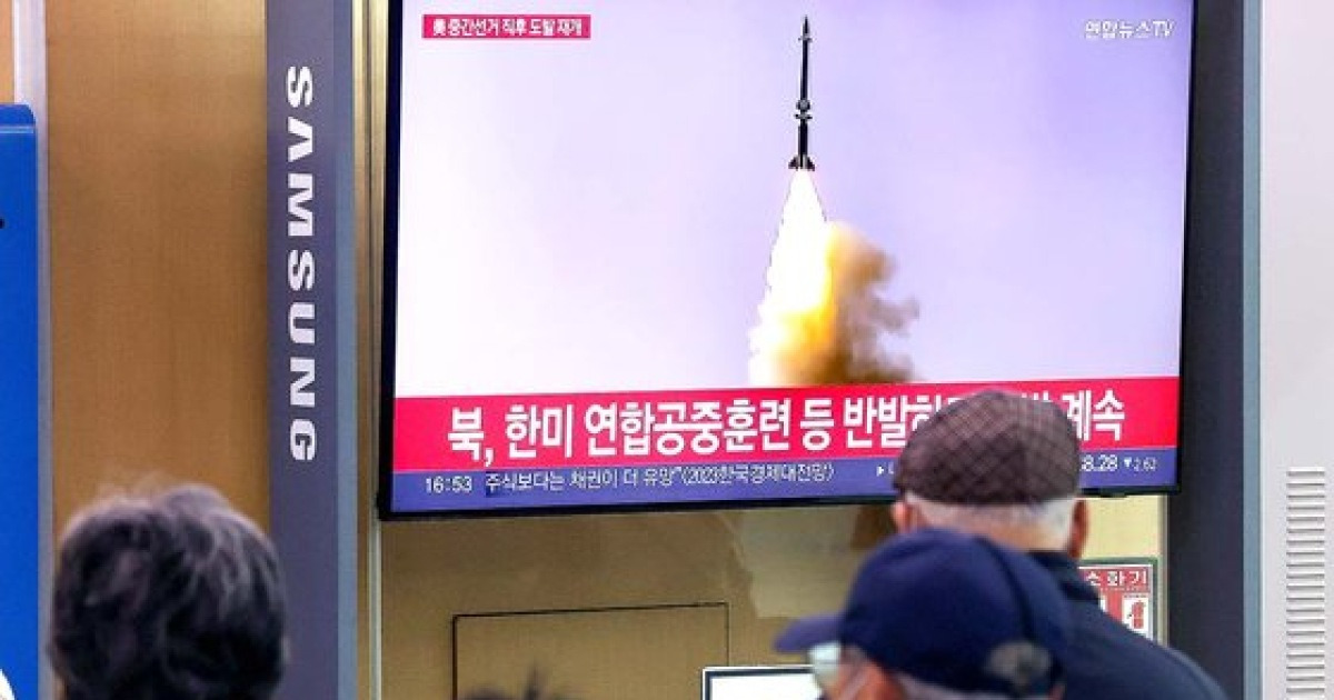 [속보] 합참 "北, 동쪽으로 탄도미사일 발사"…ICBM 추정