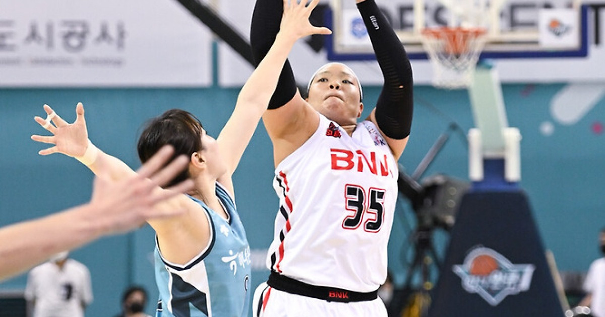 ‘김한별 28P-19R’ BNK, 하나원큐 꺾고 창단 첫 5연승