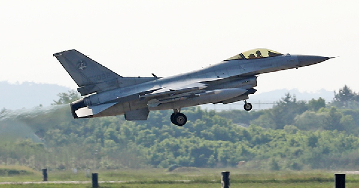 공군 KF-16 1대 엔진이상 추락‥조종사는 비상탈출