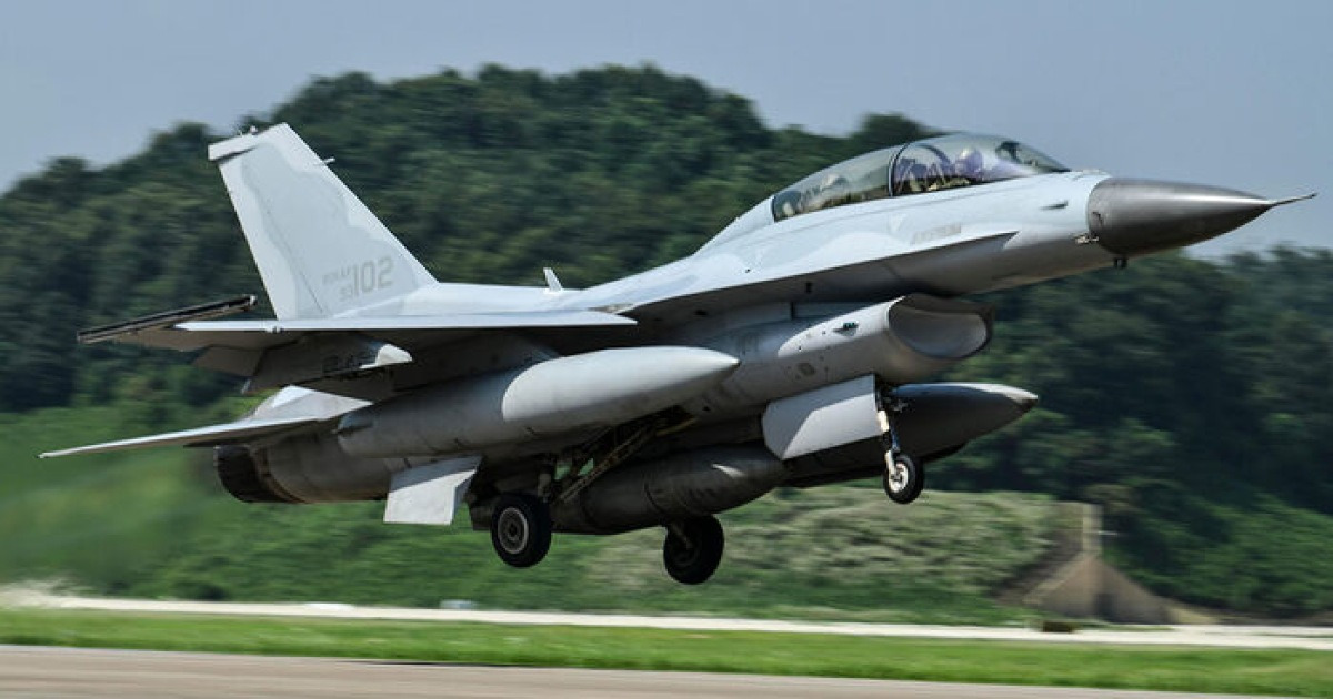 '엔진 이상' KF-16, 양평 야산에 추락…조종사 비상 탈출