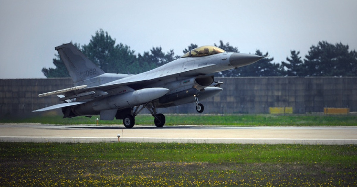 [속보] ‘KF-16’ 원주 상공서 엔진 이상으로 추락…조종사는 비상 탈출