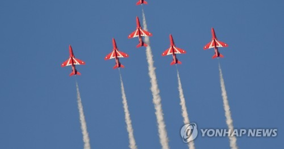 KUWAIT RED ARROWS FLYOVER