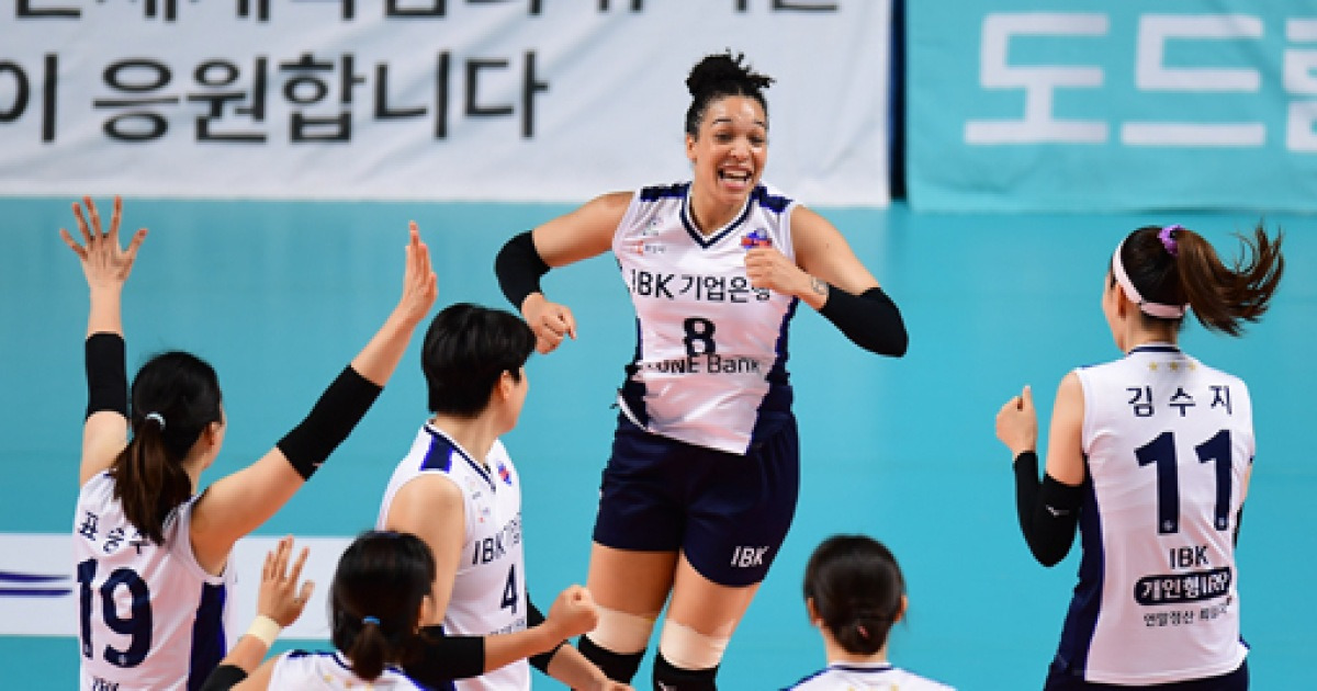 IBK ‘2세트도 이겼다’ [MK포토]