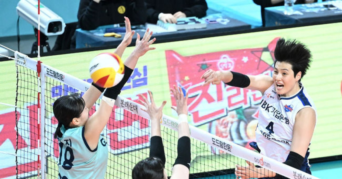 ’21득점 활약’ 김희진 돌아온 IBK, GS칼텍스 잡고 2연패 탈출 [장충 리뷰]