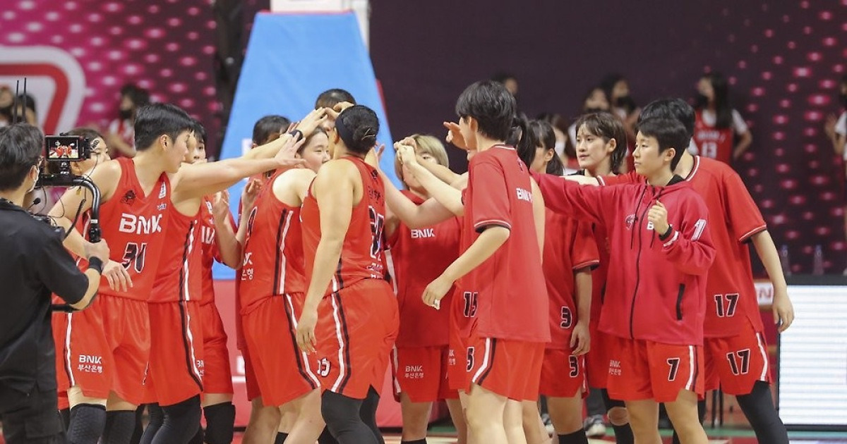 작년 개막 후 1승 9패였던 여자농구 BNK, 올해는 6승 1패로 선두