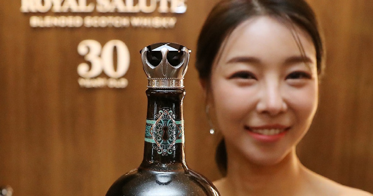 로얄살루트 새로운 하이엔드 컬렉션 로얄살루트 30년 출시
