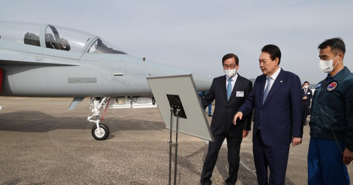 FA-50 전투기 설명듣는 윤석열 대통령