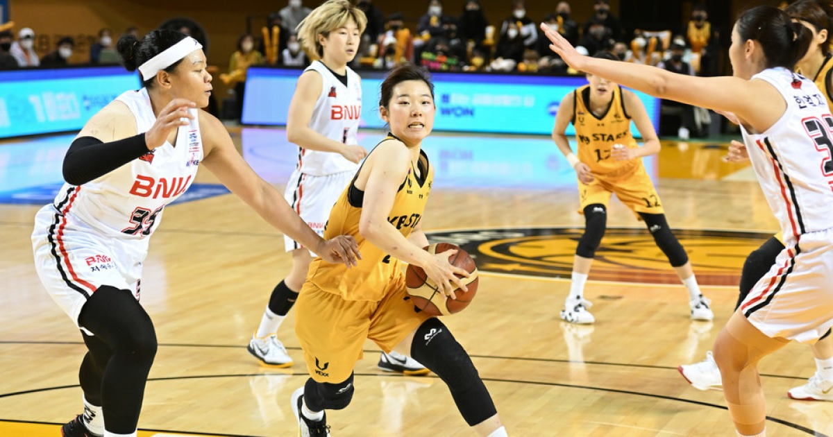 '디펜딩 챔피언의 자존심' KB, BNK 7연승 저지…김민정+허예은 36점