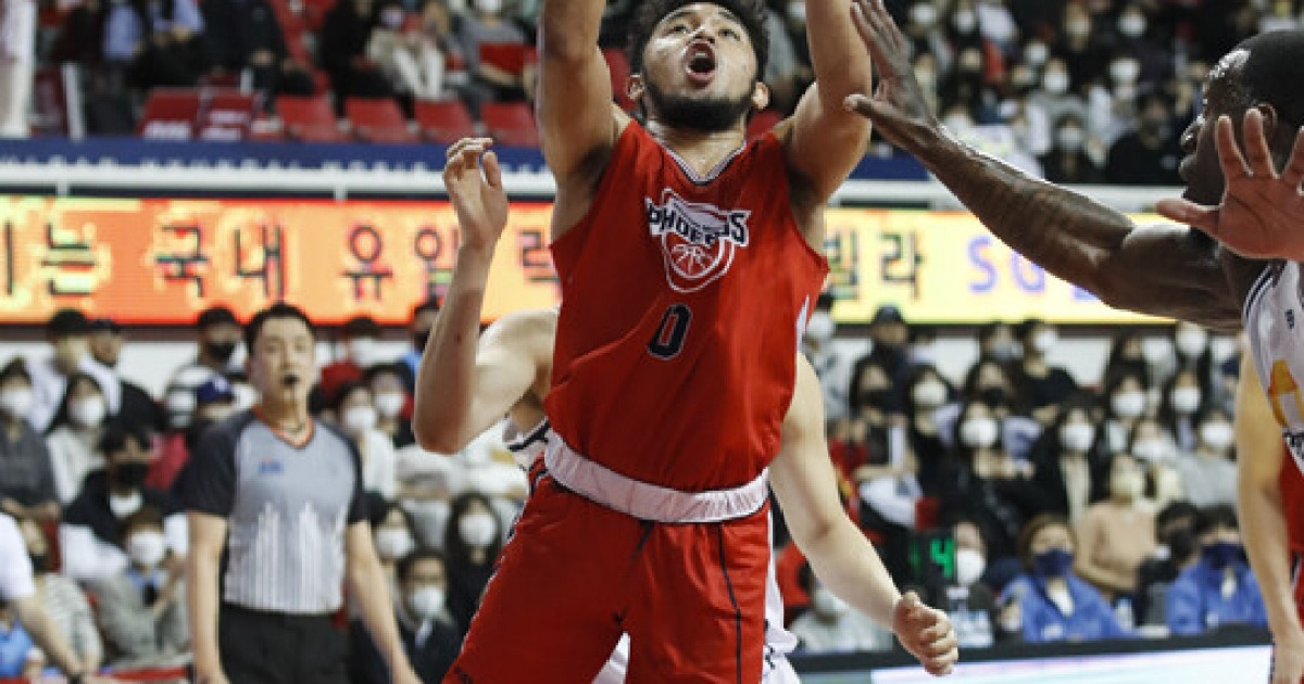 [BK 리뷰] ‘아바리우석 맹활약’ 현대모비스, KCC 꺾고 홈 4연승 질주!