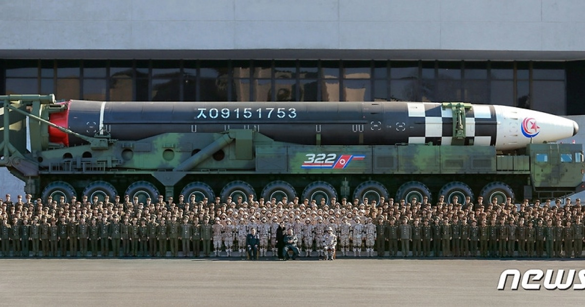 김정은, ICBM '화성-17형' 공로자들과 기념사진 촬영