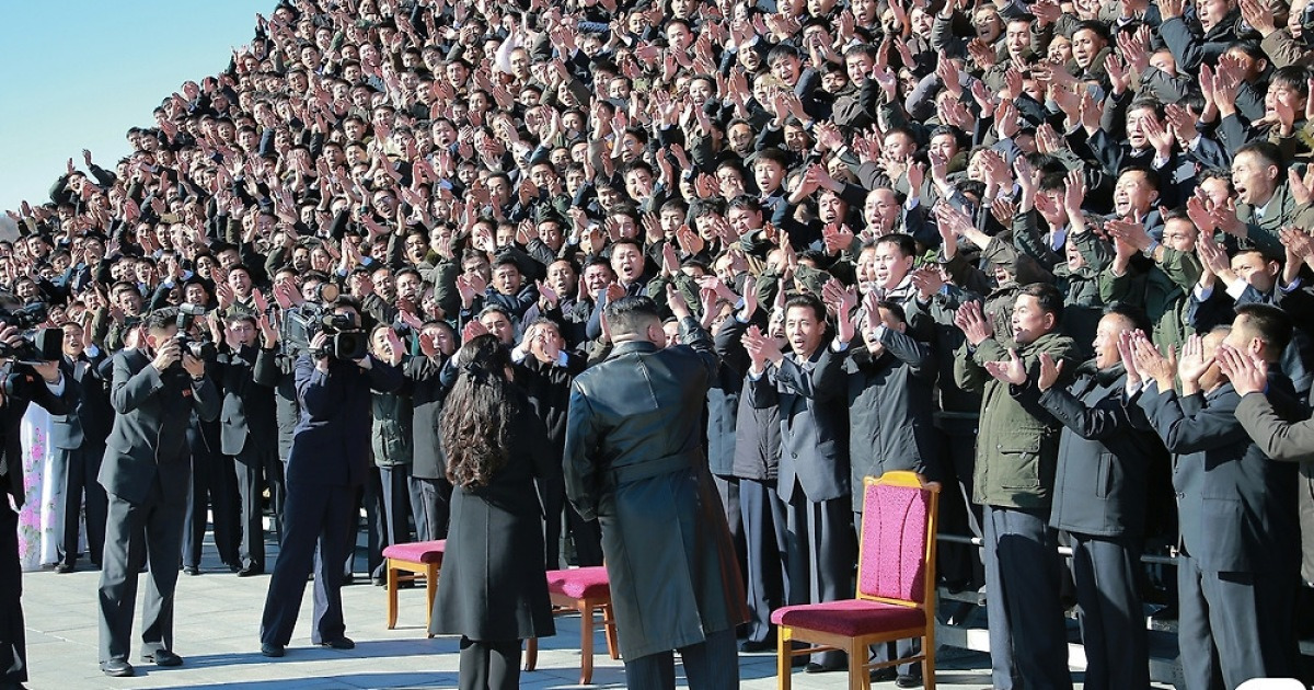 北 Icbm 성공 공로자들의 환호 받는 김정은과 둘째딸