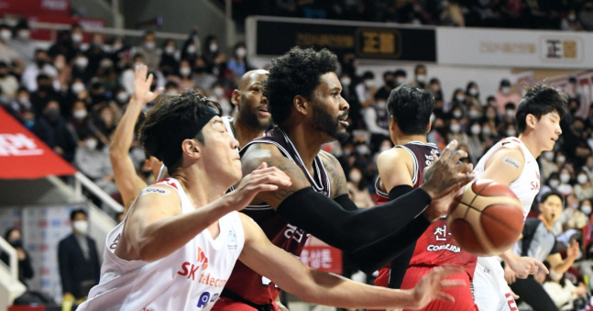 [포토]대릴 먼로의 공 스틸하는 허일영(KGC-SK)