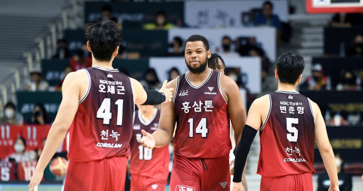 [BK 리뷰] ‘두 자릿수 득점 4명’ KGC, SK 꺾고 5연승 성공