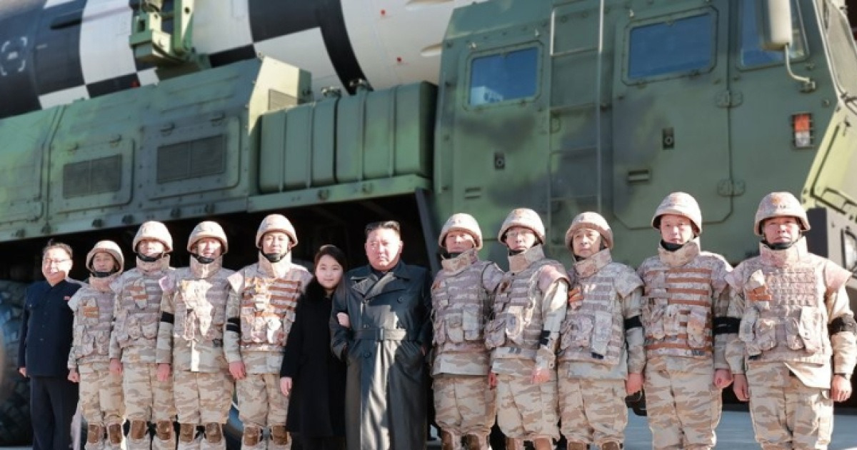 北 김정은 딸 김주애 또 공개…icbm 공로자들과 기념촬영
