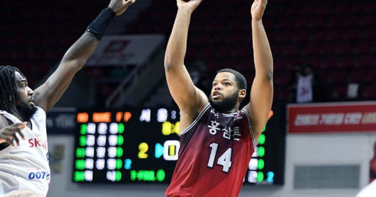 '3점슛 12개 폭발' KGC, SK 꺾고 5연승 질주...스펠맨 더블-더블