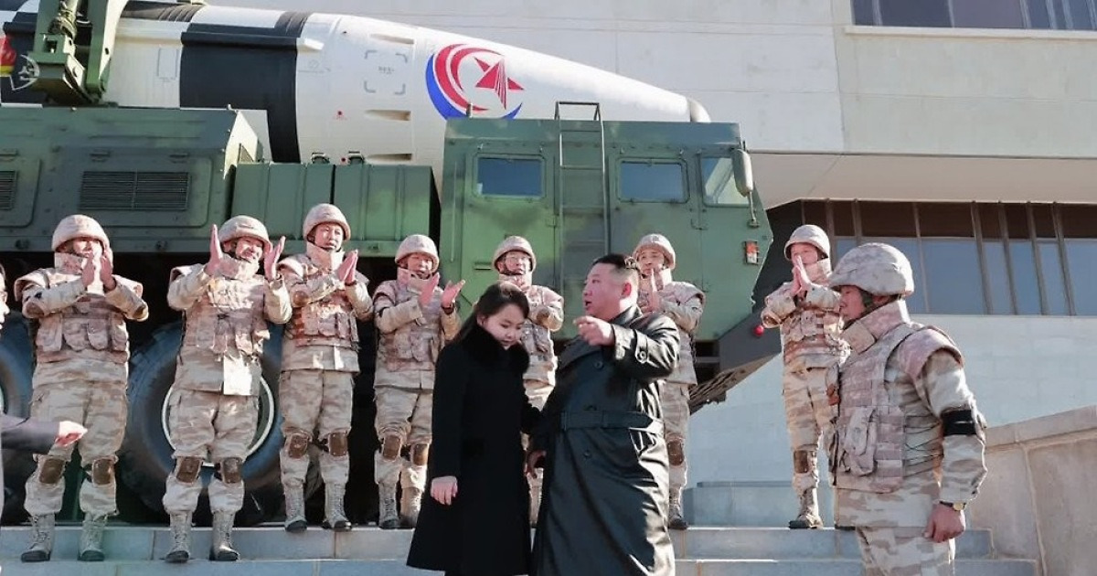 김정은 Icbm 공로자들과 기념사진…둘째딸 또 동행