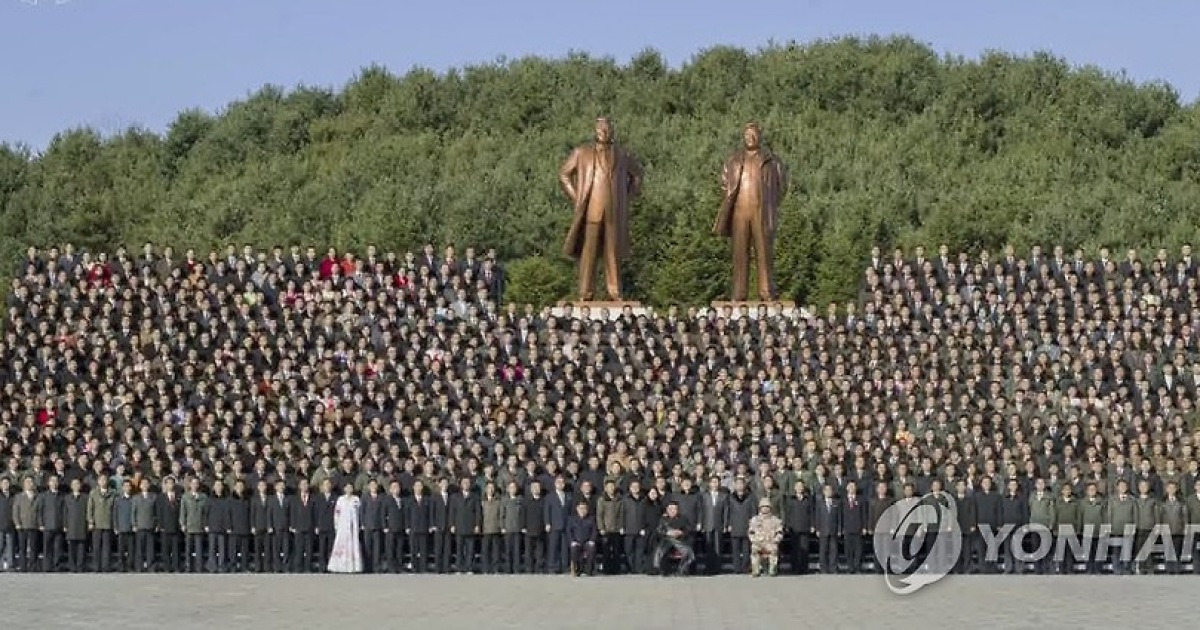 김정은 Icbm 공로자들과 기념사진…둘째딸 또 동행