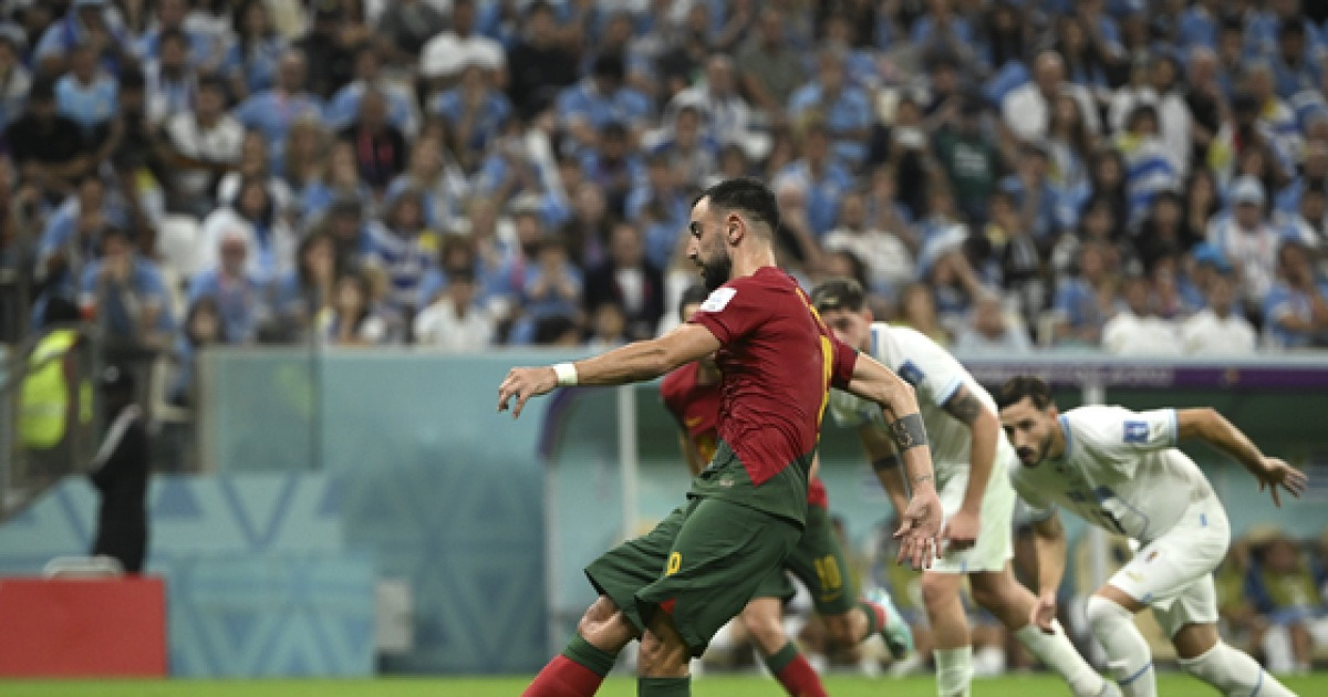 [VIDEO] Bruno Fernandes clinches the qualification: Portugal 2-0 Uruguay