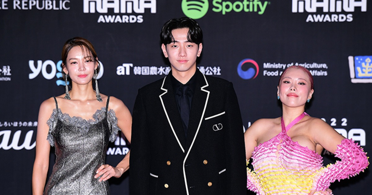 [TD포토] 안현모-남윤수-가비 '2022 MAMA 레드카펫 3MC'