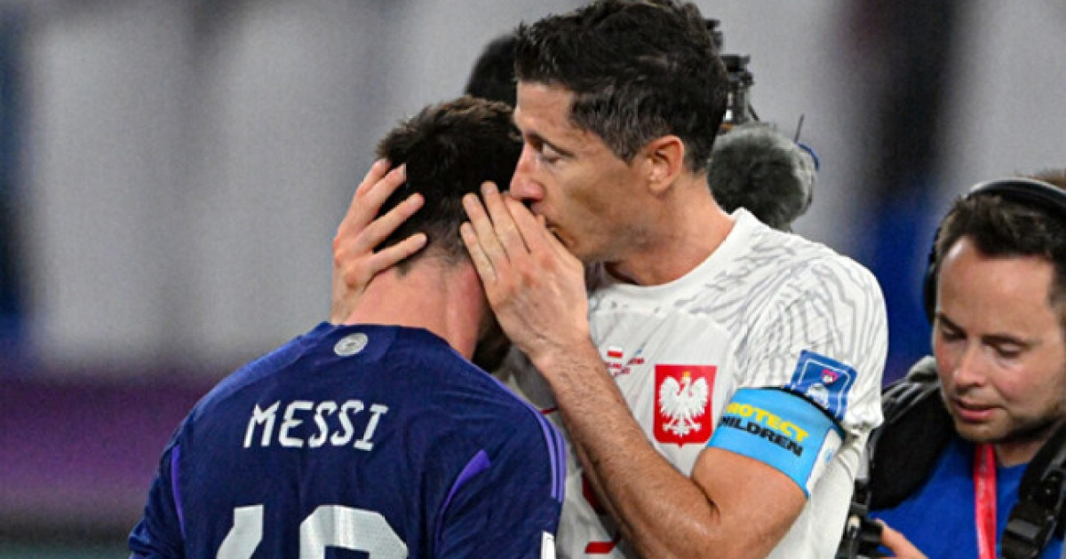 [442.live] ‘동반 16강’ 메시vs레반도프스키, 거친 신경전→훈훈한 포옹