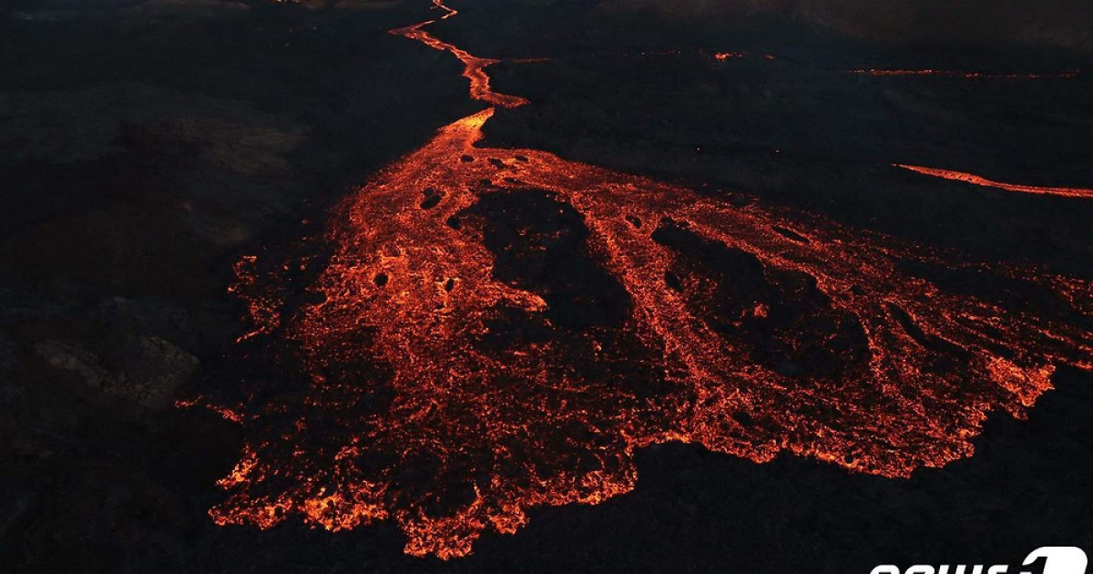 붉은 용암 흘러내리는 하와이 마우나 로아 화산