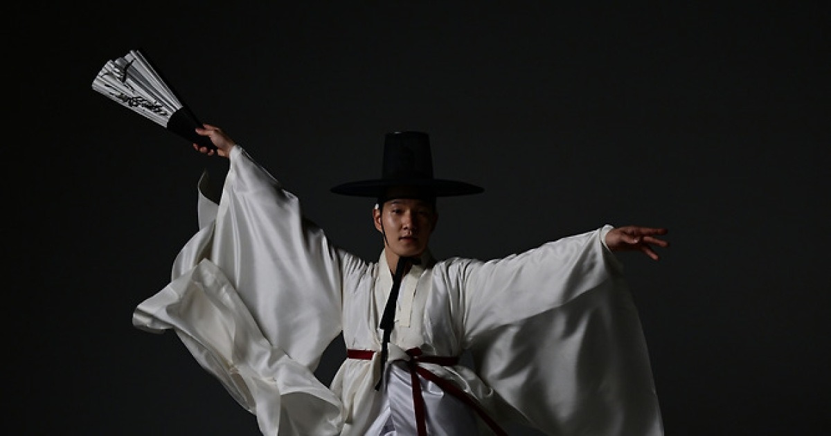 [Eye plus] Seonbi's sleeves float again with new 'hanryangmu'