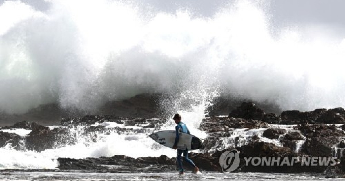 AUSTRALIA BIG SURF WILD WEATHER