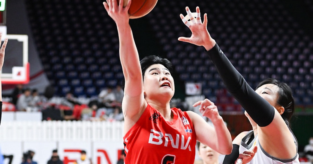 BNK, 26득점 올린 이소희 원맨쇼로 KB 격파하며 2위 지켜