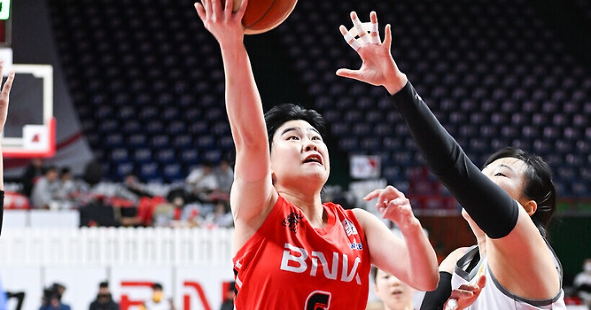 ‘개인 최다 이소희 26점’ BNK, KB 꺾고 산뜻한 3R 출발