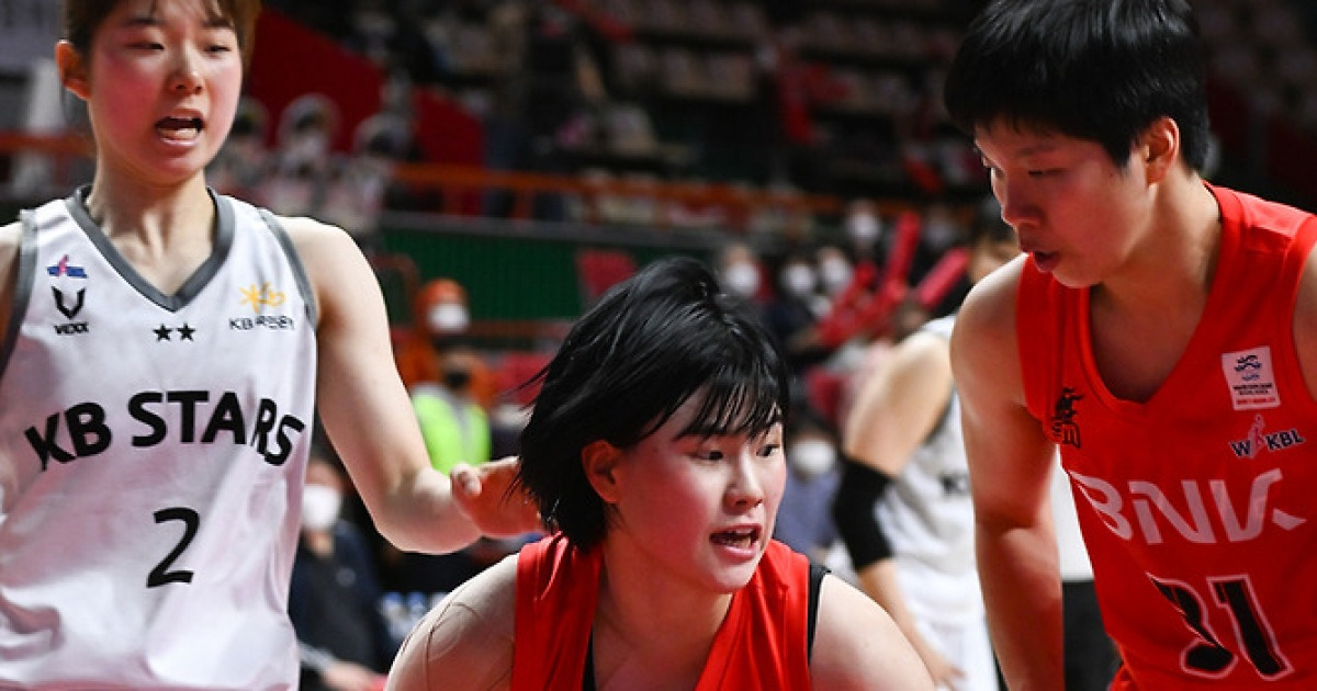 이소희-진안, 더블더블···BNK, KB 꺾고 3R 첫승