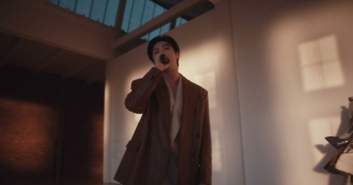 방탄소년단 RM, ‘Indigo’ 라이브 퍼포먼스 영상 공개…‘라이브+공간감+영상미’ 완벽 3박자