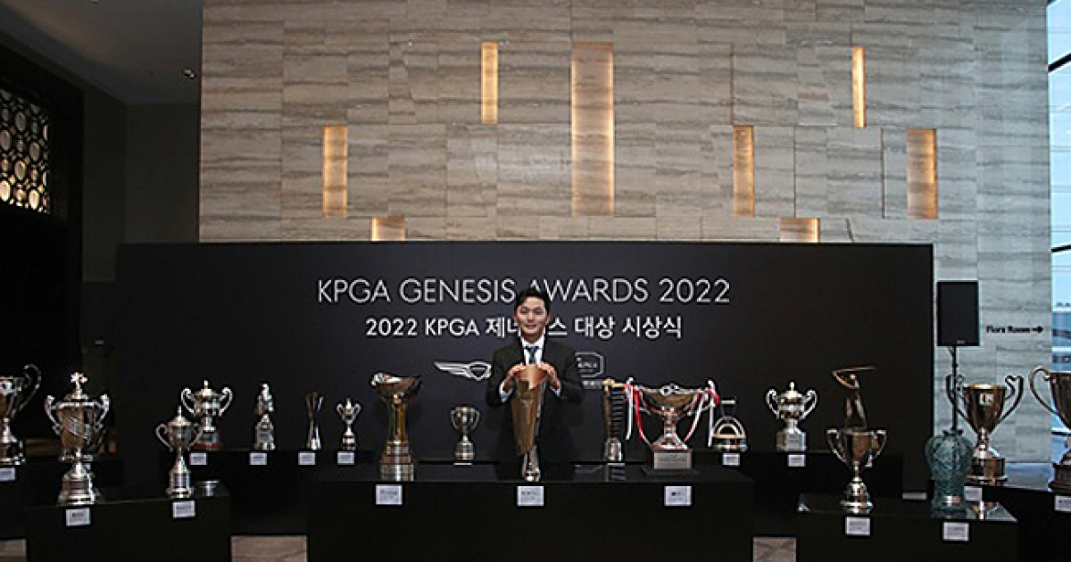 ‘인생역전’ 김영수, 2022 KPGA 대상·상금왕 모두 잡았다