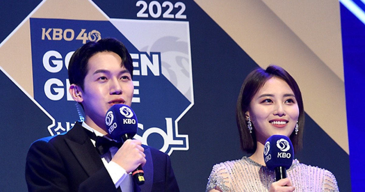 [MD포토] 김민호-이선영 아나운서 '2022 골든글러브 시상식 진행'