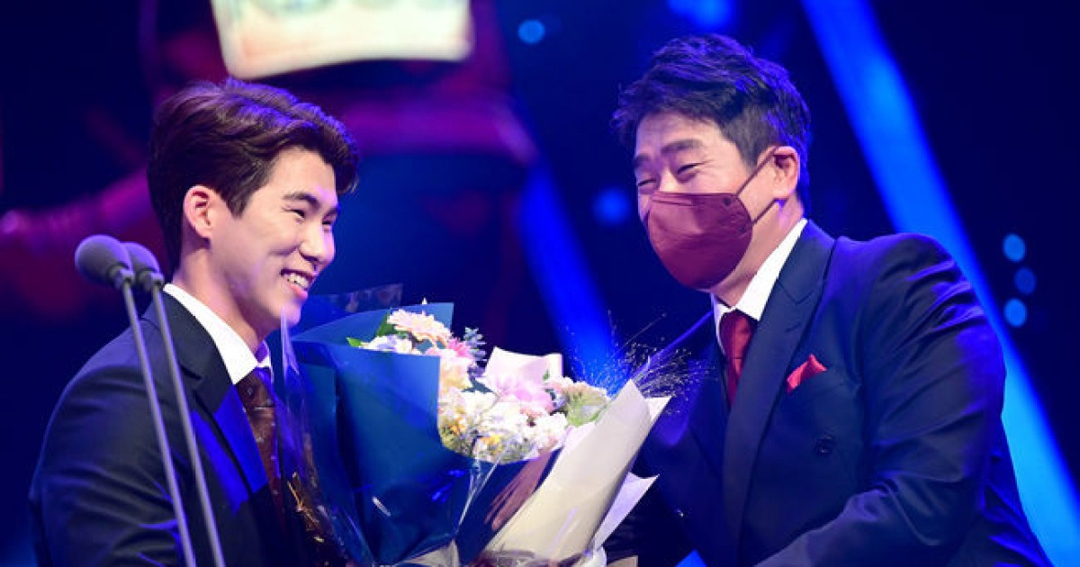 'KBO 최초' 유격수+2루수 수상…김혜성, "올해 목표 달성" [GG]