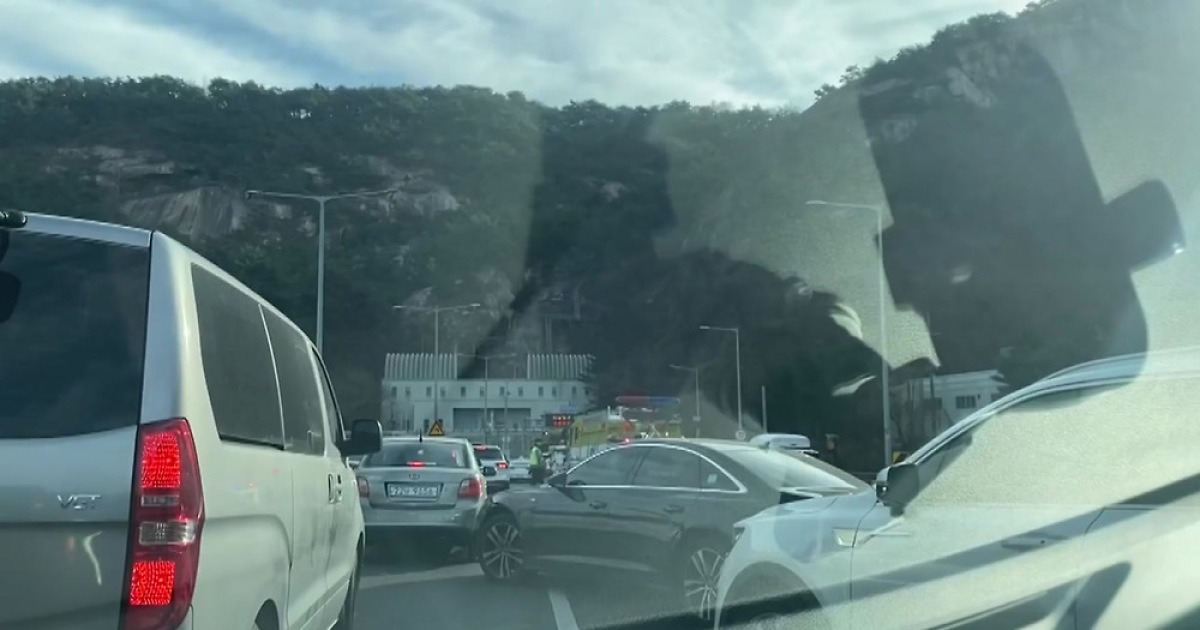 서울 종로 홍지문터널 안 차량 화재 한때 도로 통제