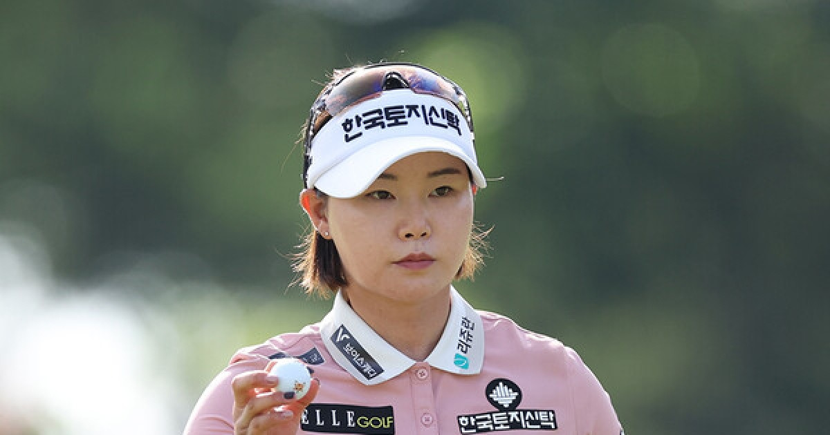 18홀 끝낸 후 목표를 '상향 조정'한 임희정, 톱3 기대 [KLPGA 개막전 하나금융그룹 싱가포르]