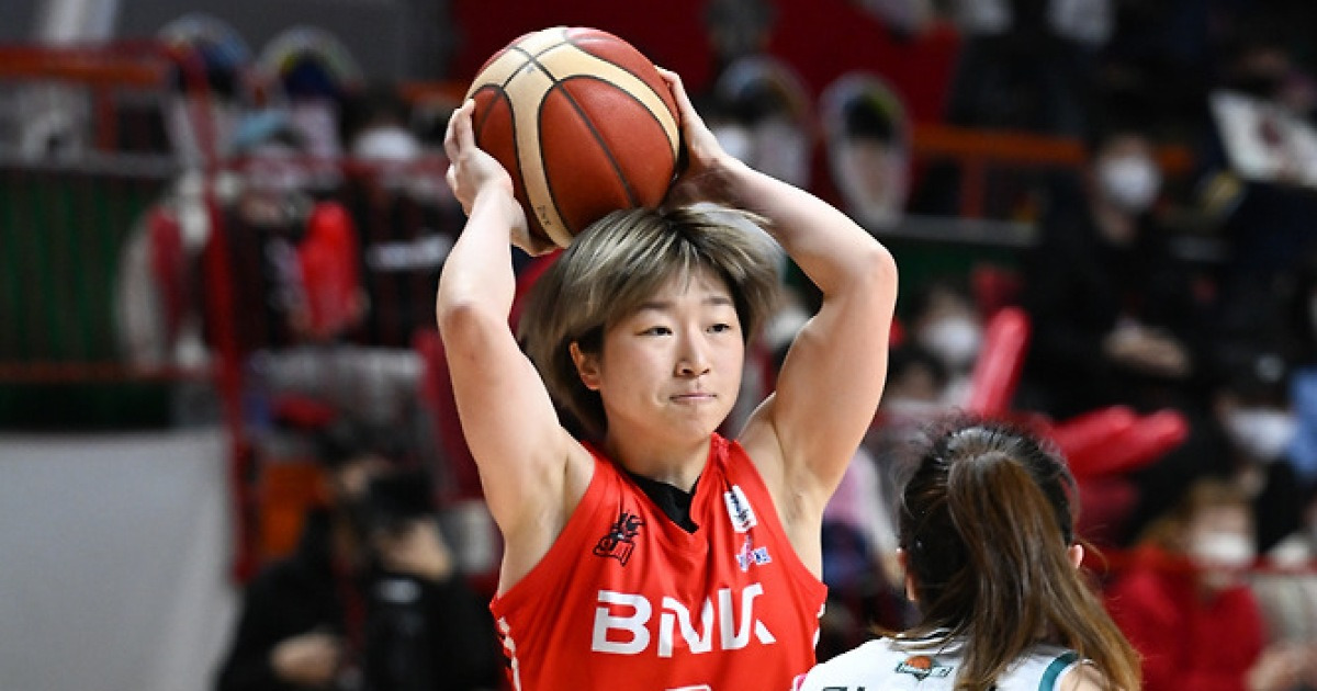 안혜지 'WKBL 최연소 1000도움' BNK, 부상병동 하나원큐 격파하고 단독 2위