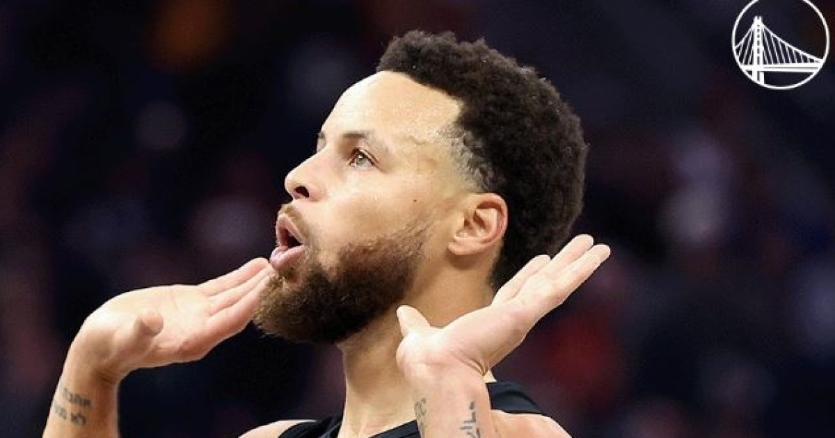 커리도 '두 손' 든 GSW, 3쿼터 29점차 극복 실패... MIL에 '완패'