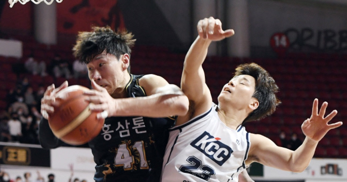 [포토]리바운드 하는 KGC 오세근