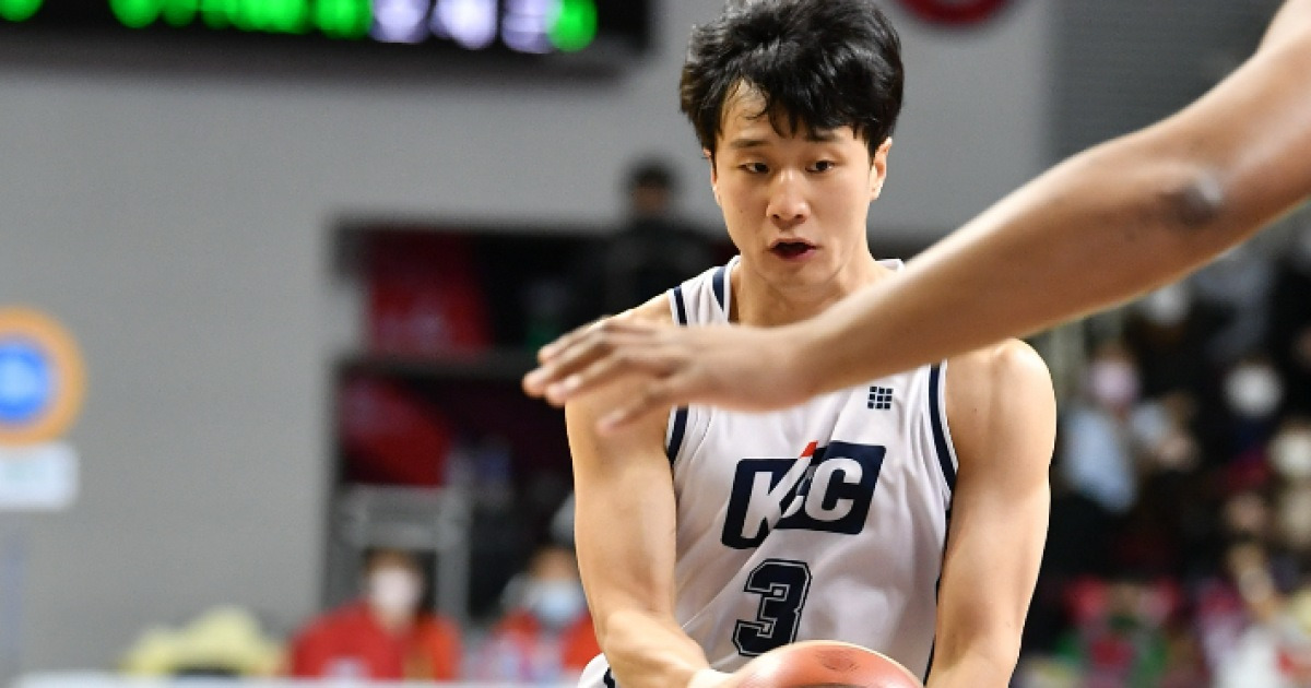 '허웅 22득점' 상승세 KCC, 선두 KGC인삼공사 잡았다