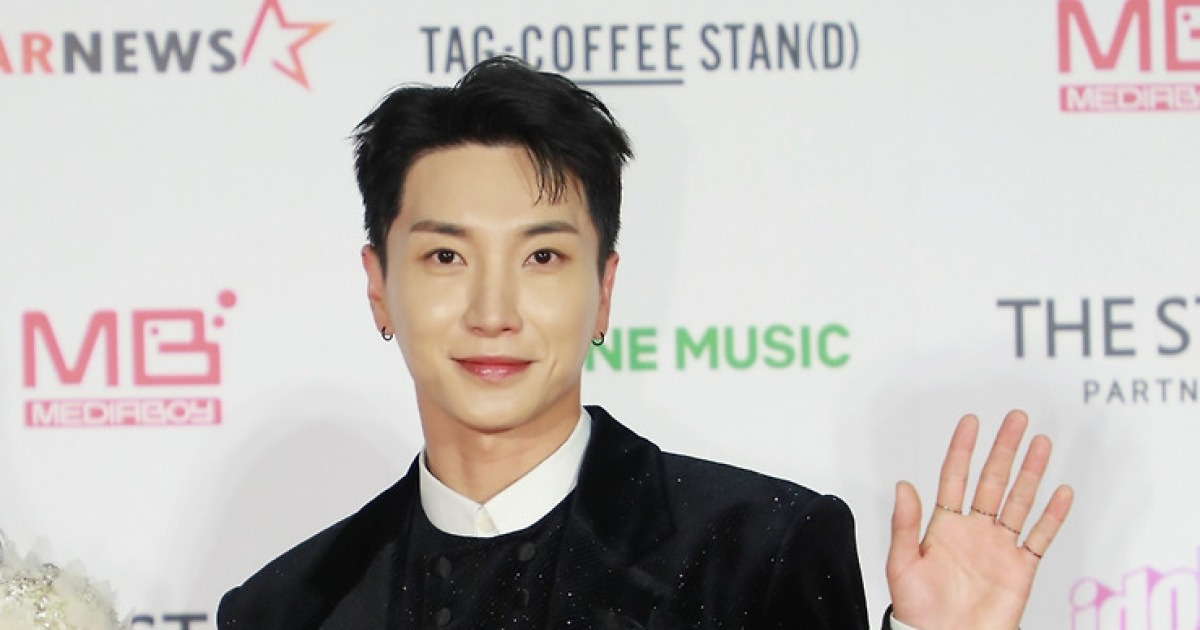 이특 '특별한 AAA MC'[AAA 스페셜 포토]