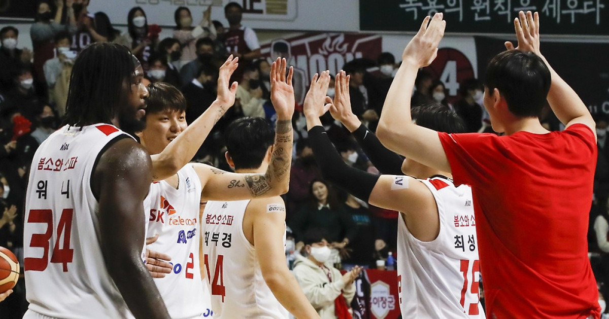 '워니 더블더블' SK, 선두 KGC에 80-79 신승(종합)