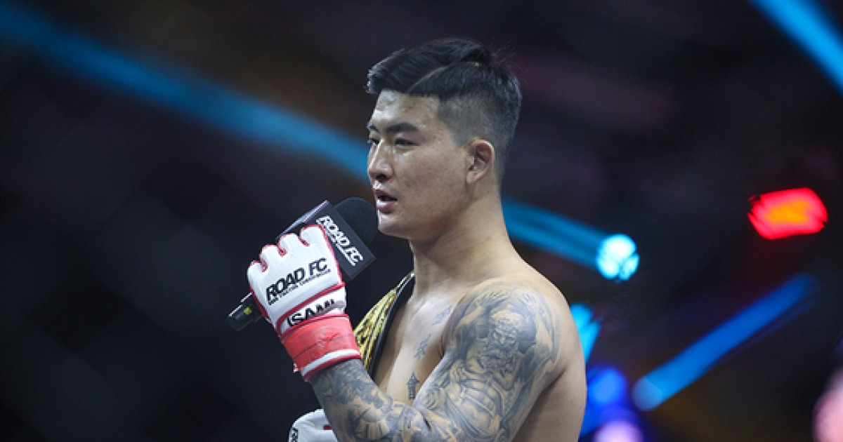 [ROAD FC 062] ‘싱겁다’ 김태인, 12초 만에 KO승→챔피언 등극