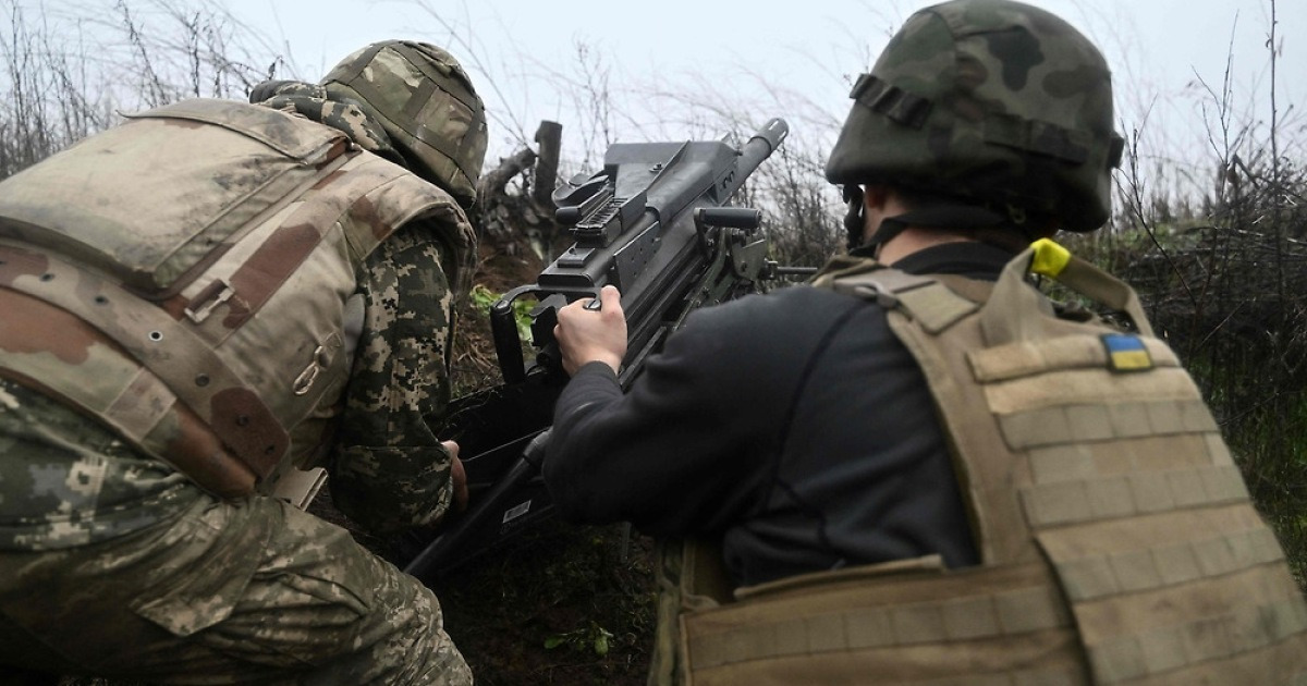 MK 19 유탄 발사기 발사 준비하는 우크라 군