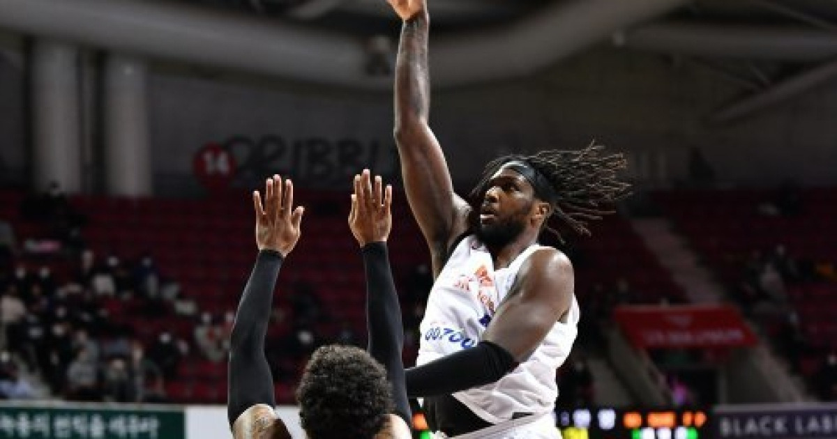 ‘워니 32점·12R’ SK, KGC 상대 올 시즌 첫 승 [현장리뷰]