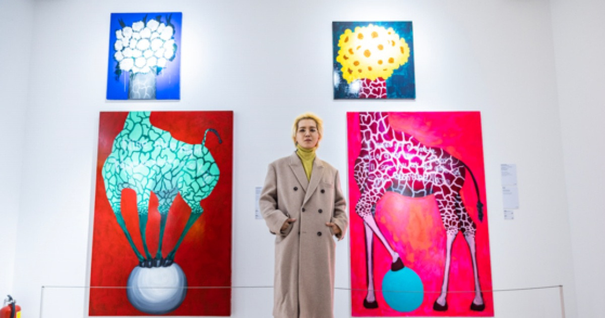 Mino's Ohnim paints headless giraffes as symbols of limitless ambition