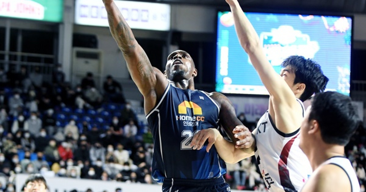 '라건아 30득점' KCC, KT 꺾고 공동 7위…KT 3연패